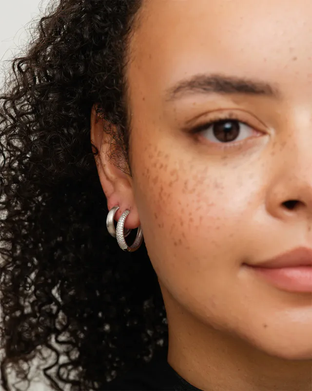 Philippa Studios Dome Satin Hoops Large Sølv - Forma Studio